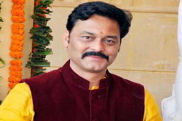 Corona Alert: संजय पाठक ने दिया एक माह का वेतन, पूर्व महापौर ने की 11 ...