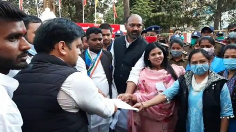 NSUI ने निकाली विशाल आक्रोश रैली, कहा- नौकरी दो या डिग्री वापस लो ...