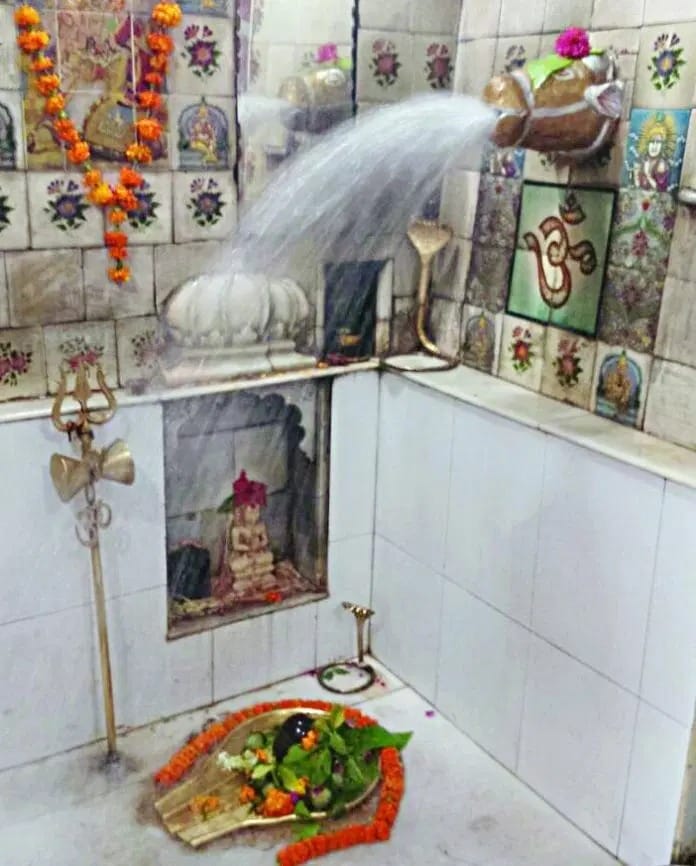 Natural Jalabhishek of Shivling started in indore Devguradiya temple ...