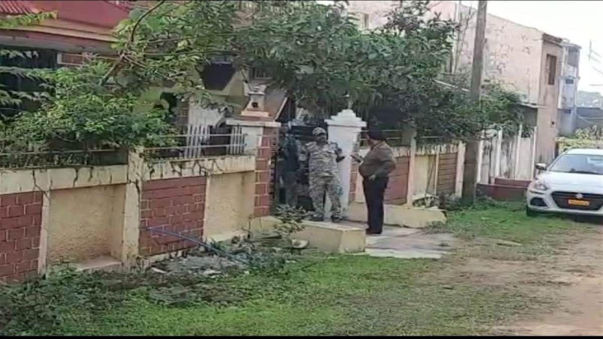 Balaghat EOW Raid : Jabalpur EOW team in action raided house of retired assistant engineer, 280 ...