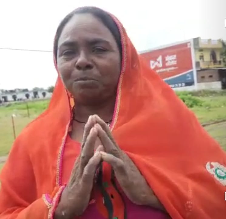 Viral Widow Mother Herself Was Pulling The Car Instead Of The Bull Viral Video बैल की जगह
