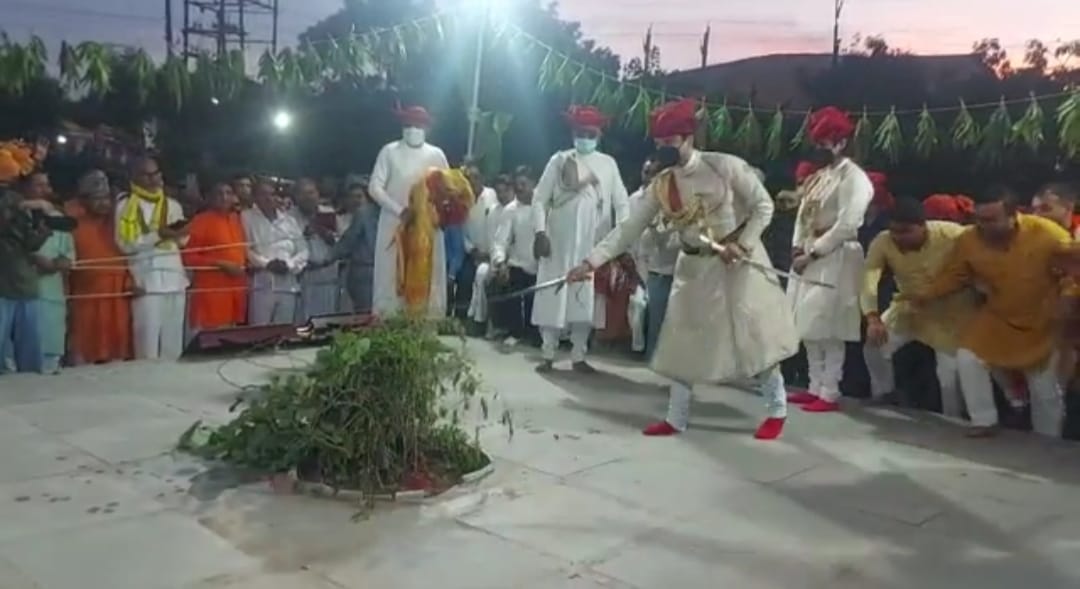 On Dussehra, Jyotiraditya Scindia worshiped the Shami tree in Gwalior ...