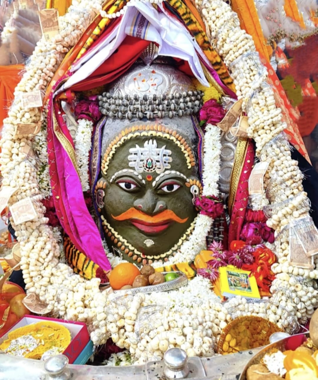 Mahakaleshwar Ujjain: नए साल में राजा स्वरूप में सजे महाकाल, उमड़ा ...